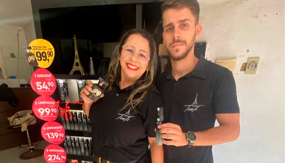 Ela ganhou perfume de presente, e abriu franquia Touti com filho
